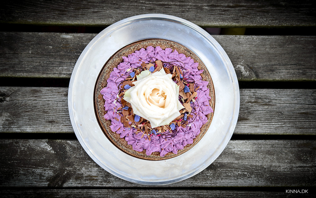 Intens chokoladekage med solbær- og hvid chokoladecreme